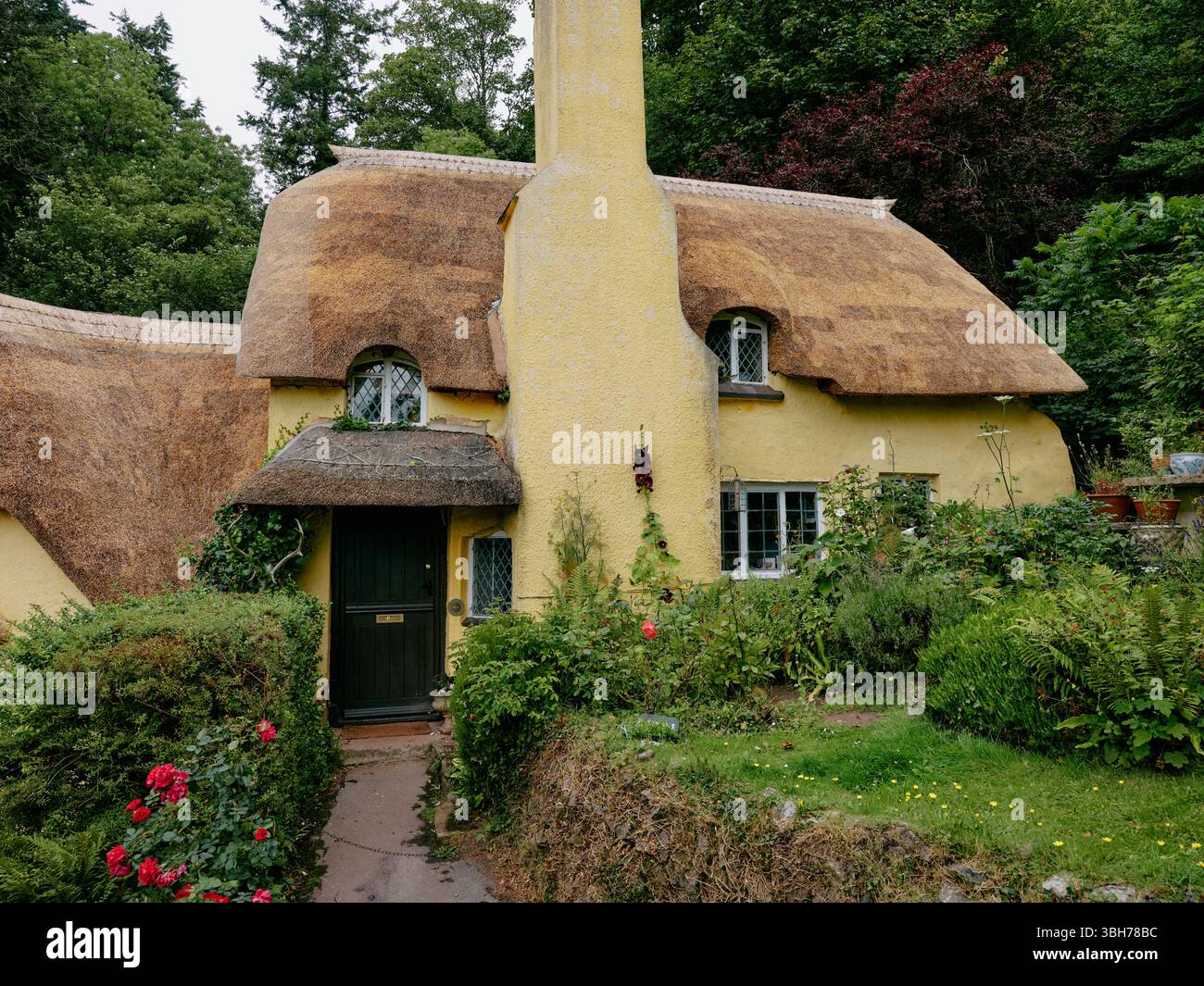The thatched roof architecture of Selworthy Cottage in Selworthy ...