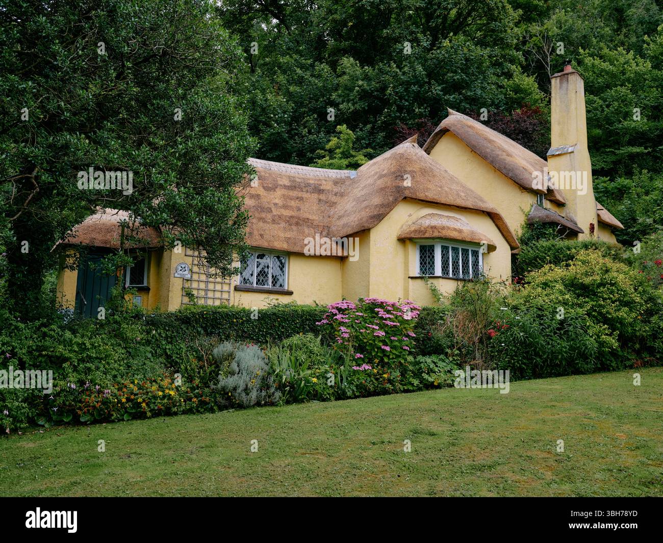 The thatched roof architecture of Selworthy Cottage in Selworthy ...