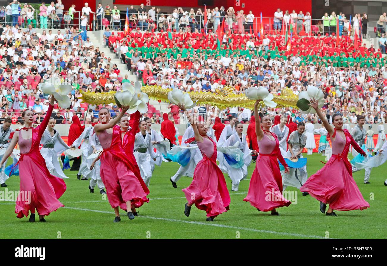 (250608) -- MINSK, June 8, 2025 (Xinhua) -- People perform at the ...