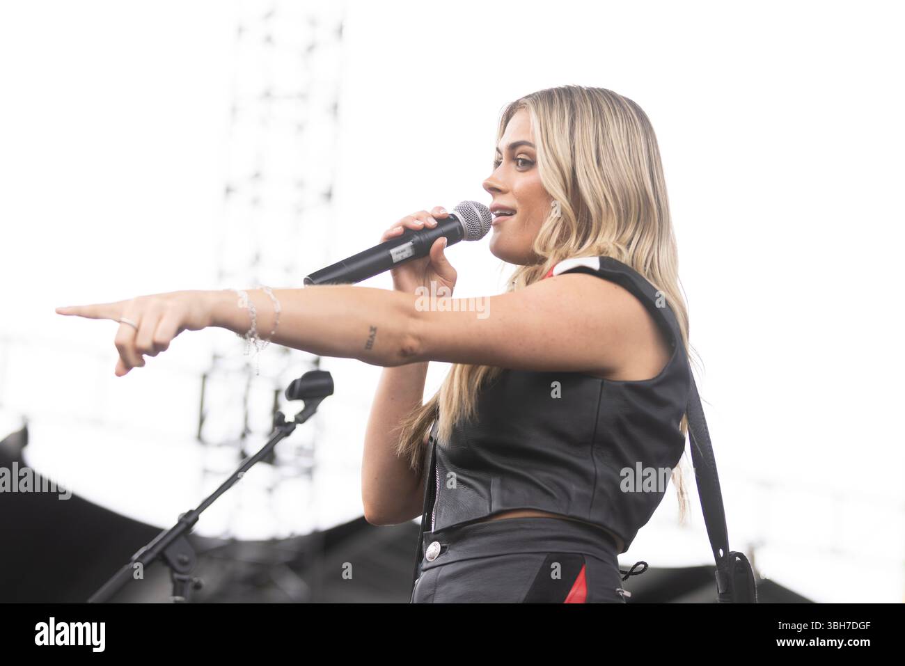 NASHVILLE, TENNESSEE - JUNE 7 , 2025: Country singer Alana Springsteen ...