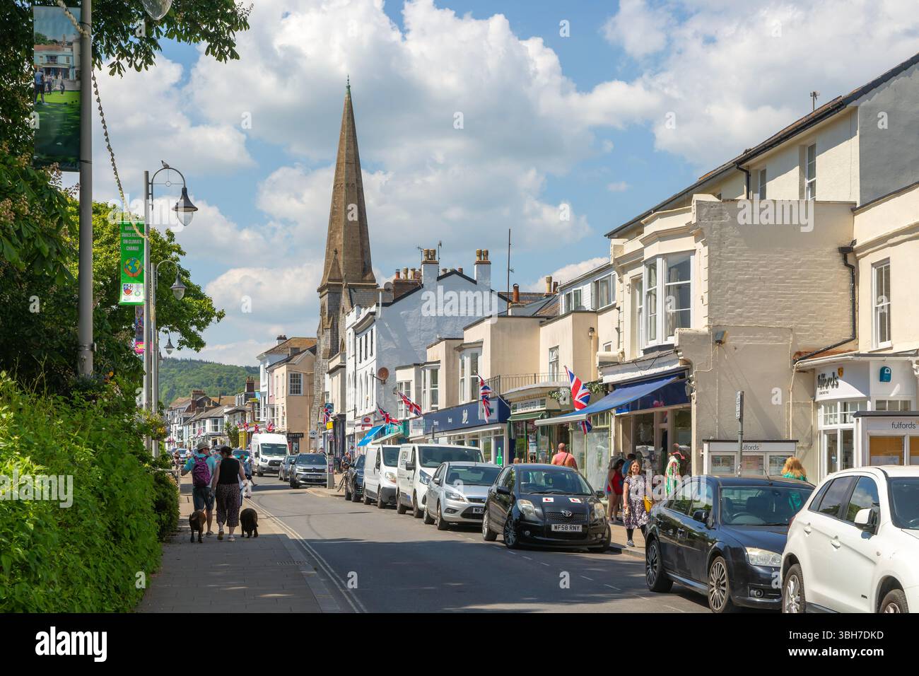 Shops in street of historic buildings, The Strand, Dawlish, south Devon ...
