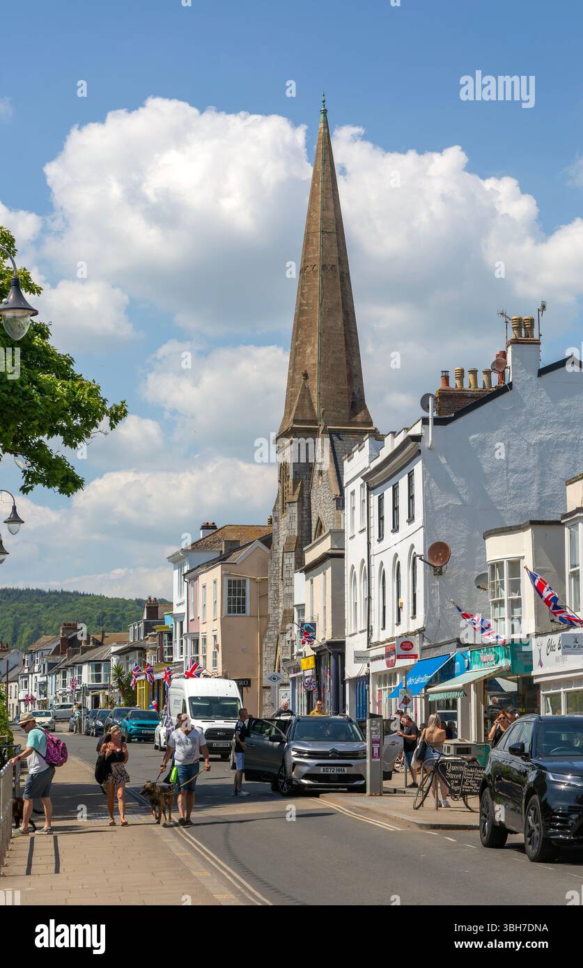 Shops in street of historic buildings, The Strand, Dawlish, south Devon ...