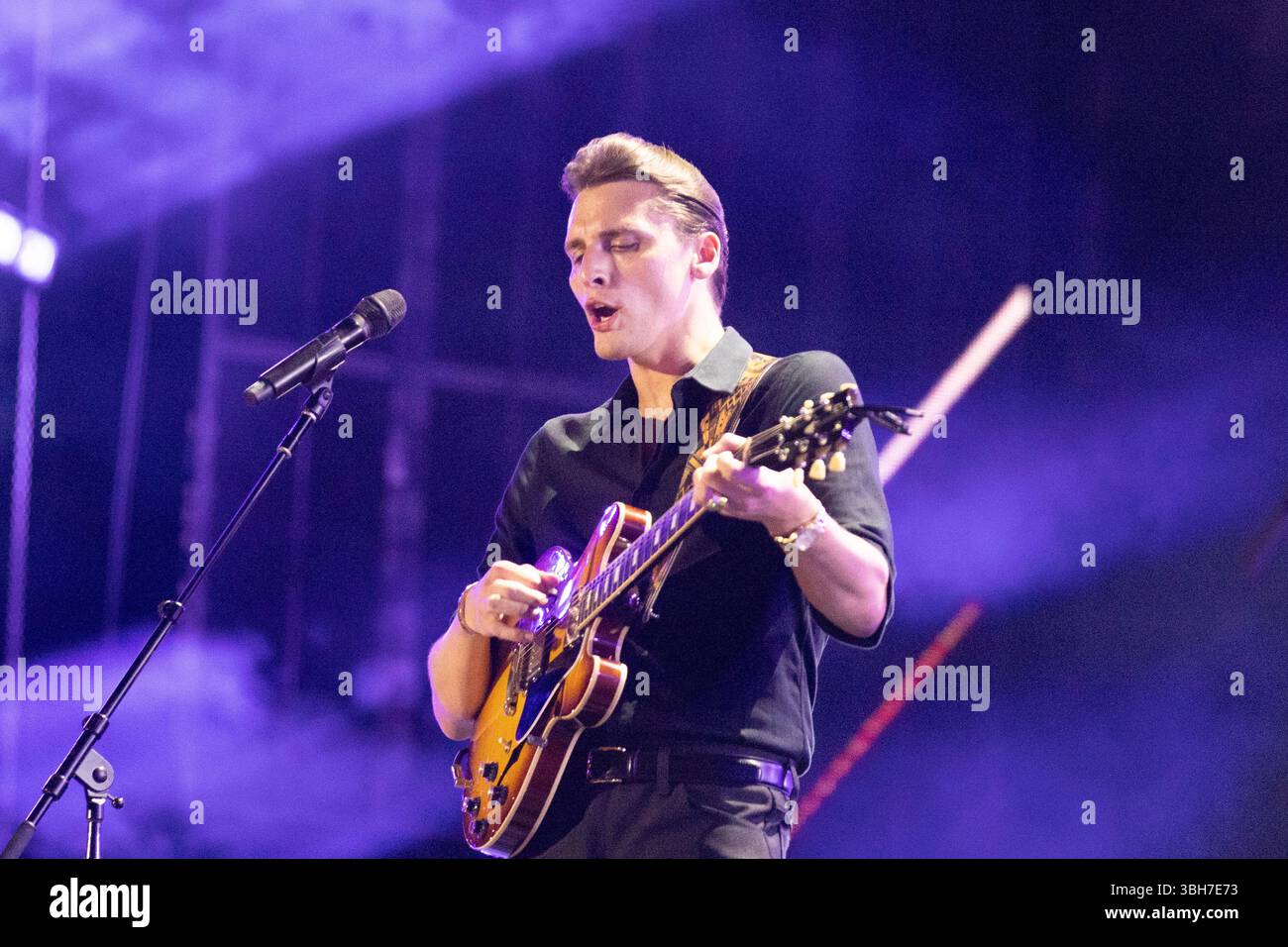 NASHVILLE, TENNESSEE - JUNE 7 , 2025: Country artist Brandon Laine ...