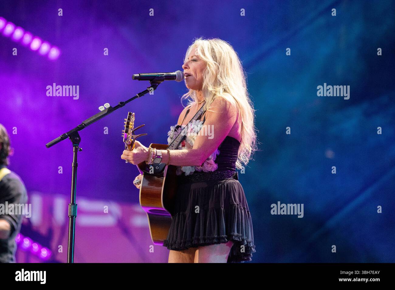 NASHVILLE, TENNESSEE - JUNE 7 , 2025: Country artist Deana Carter ...