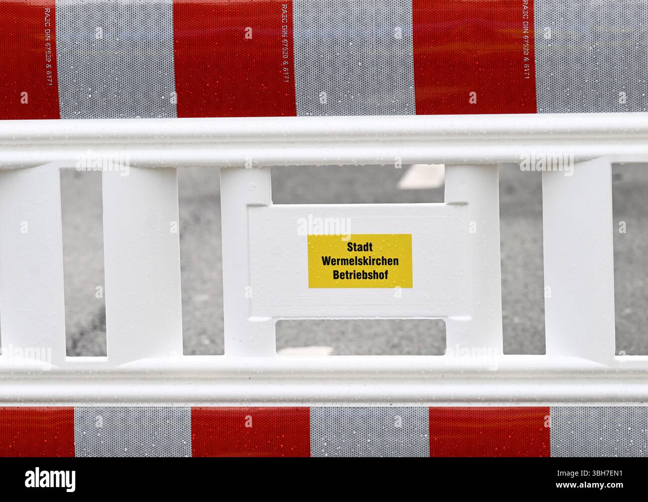 Wermelskirchen, Germany. 08th June, 2025. A city cordon stands on the ...