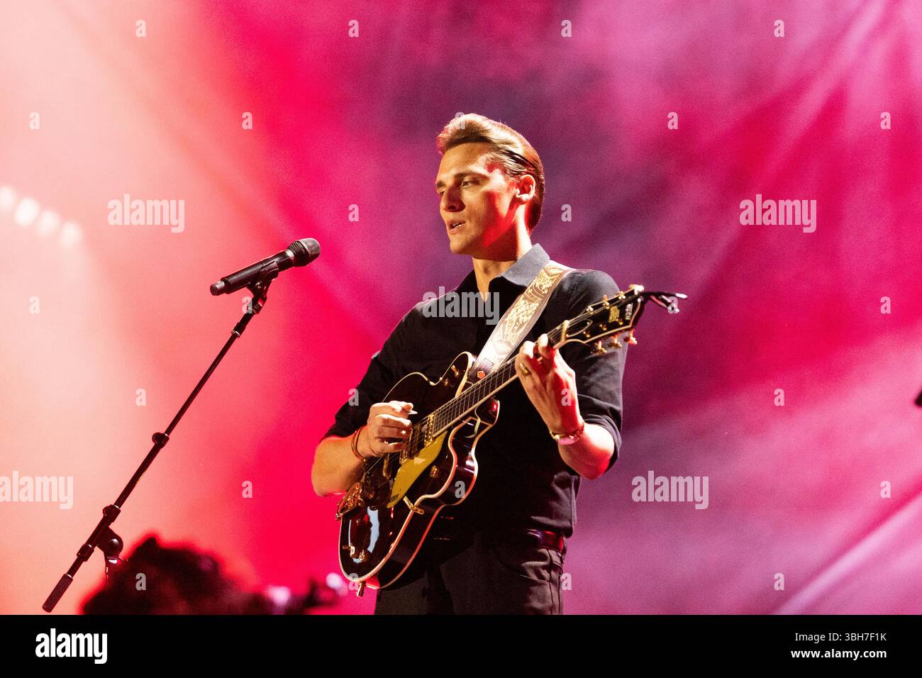 NASHVILLE, TENNESSEE - JUNE 7 , 2025: Country artist Brandon Laine ...