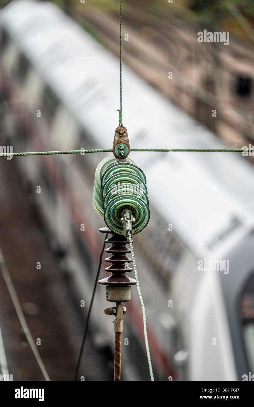 Railway power supply, overhead line, detail, tensioning of live wires ...