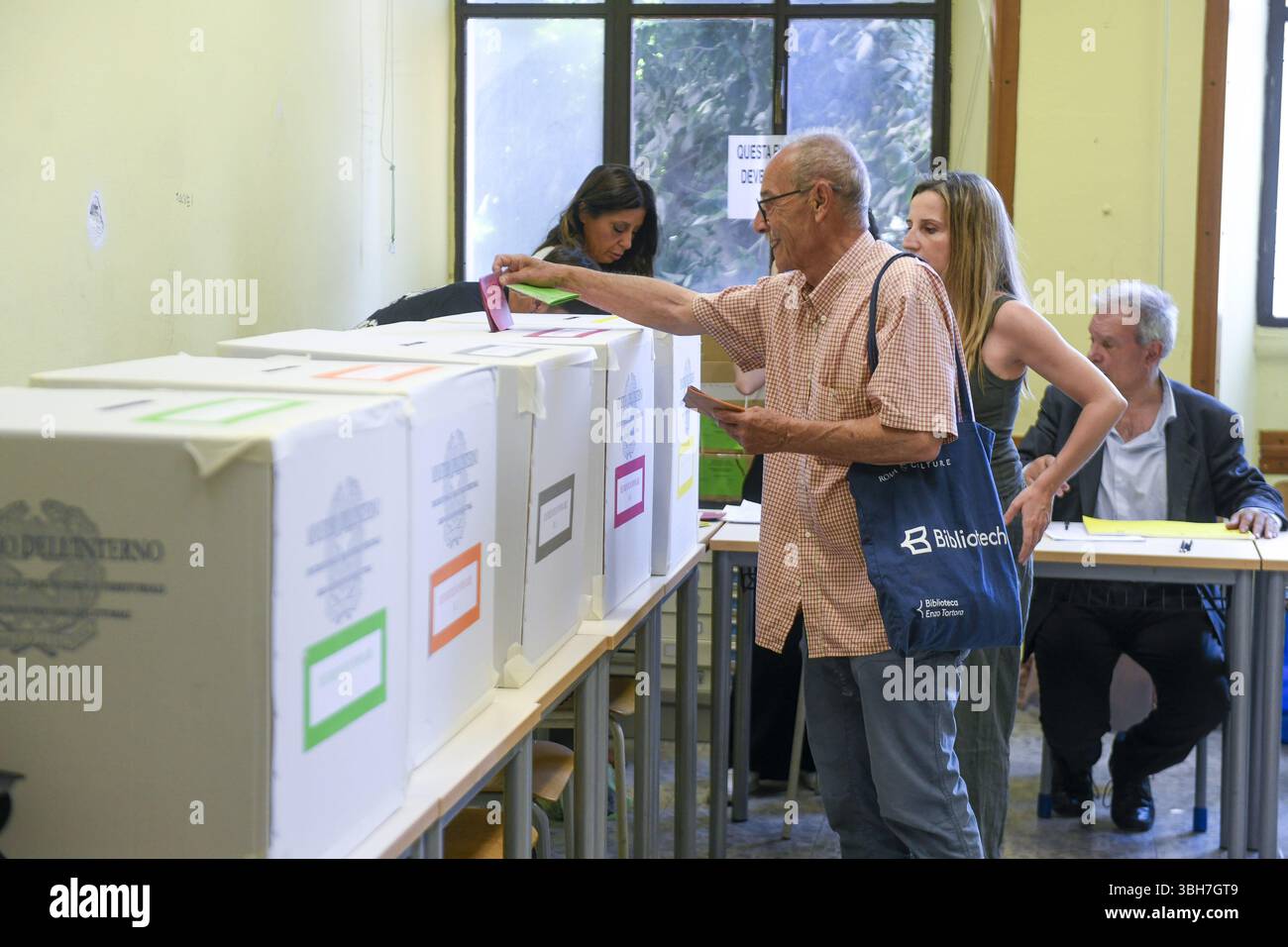 Rome citizens vote in the June 8-9 Referendum on work and citizenship ...