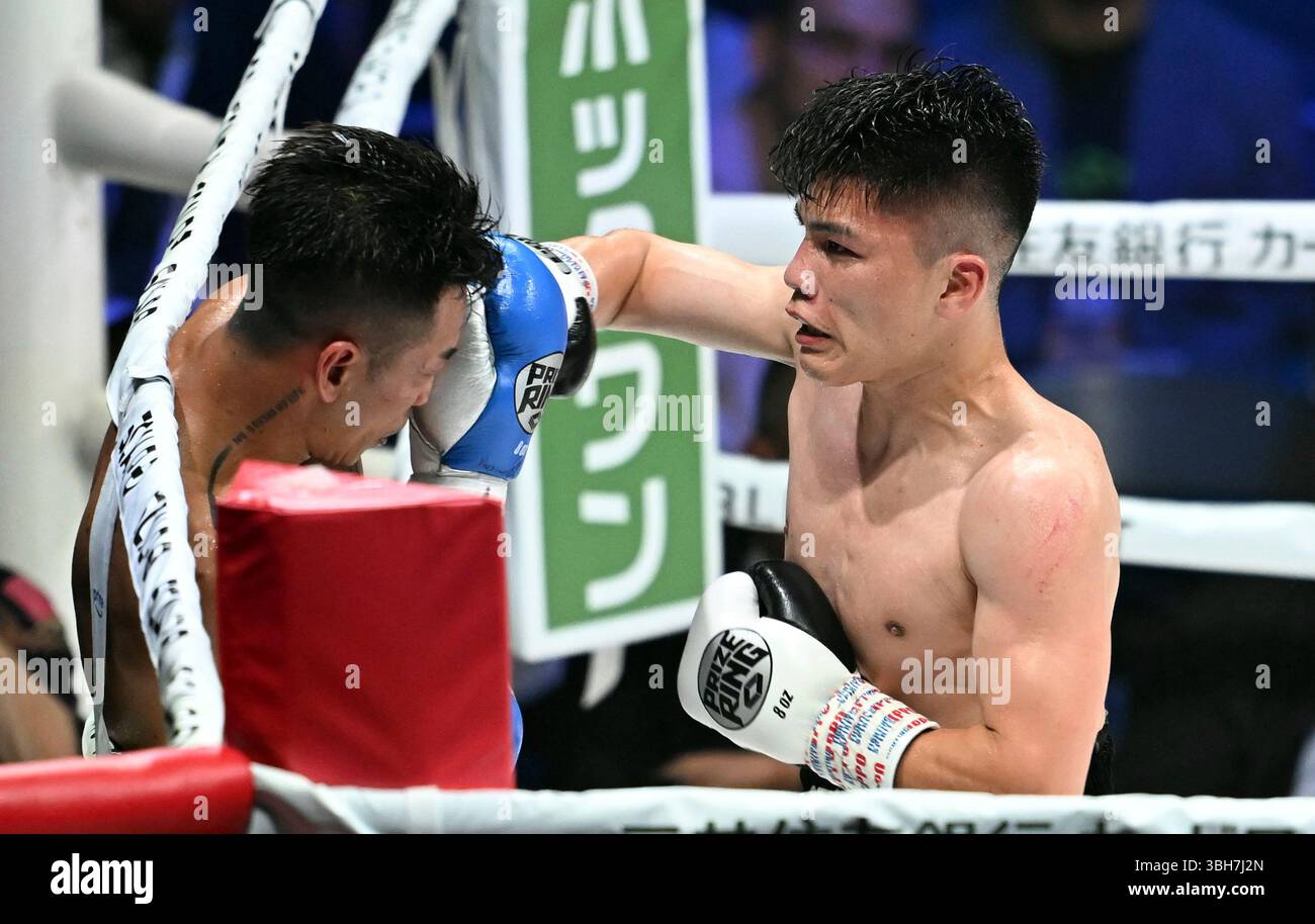 Tomoya Tsuboi (R) of Japan throws punches against Van Thao Tran of ...