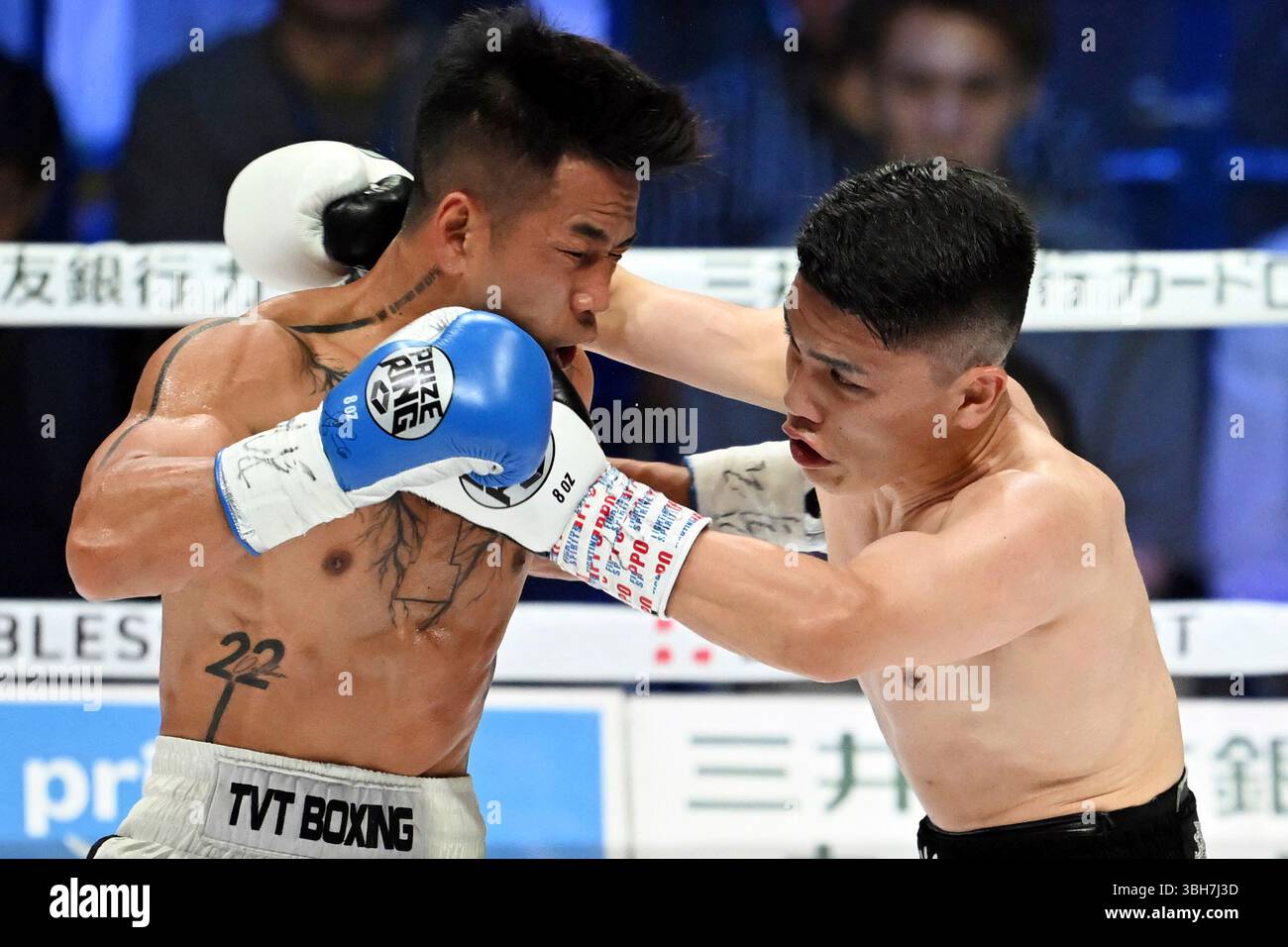 Tomoya Tsuboi (R) of Japan throws punches against Van Thao Tran of ...