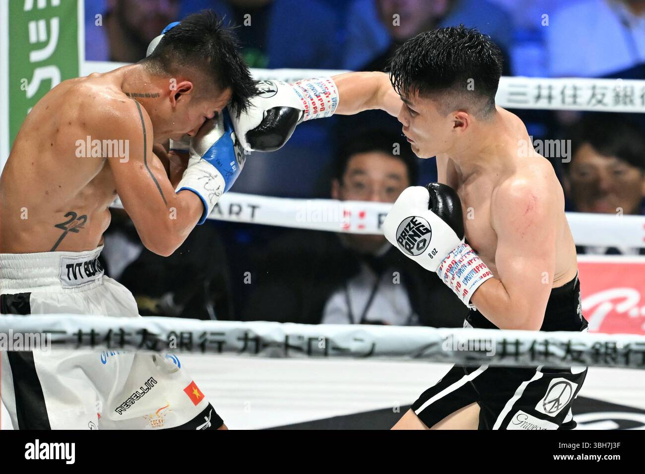 Tomoya Tsuboi (R) of Japan throws punches against Van Thao Tran of ...
