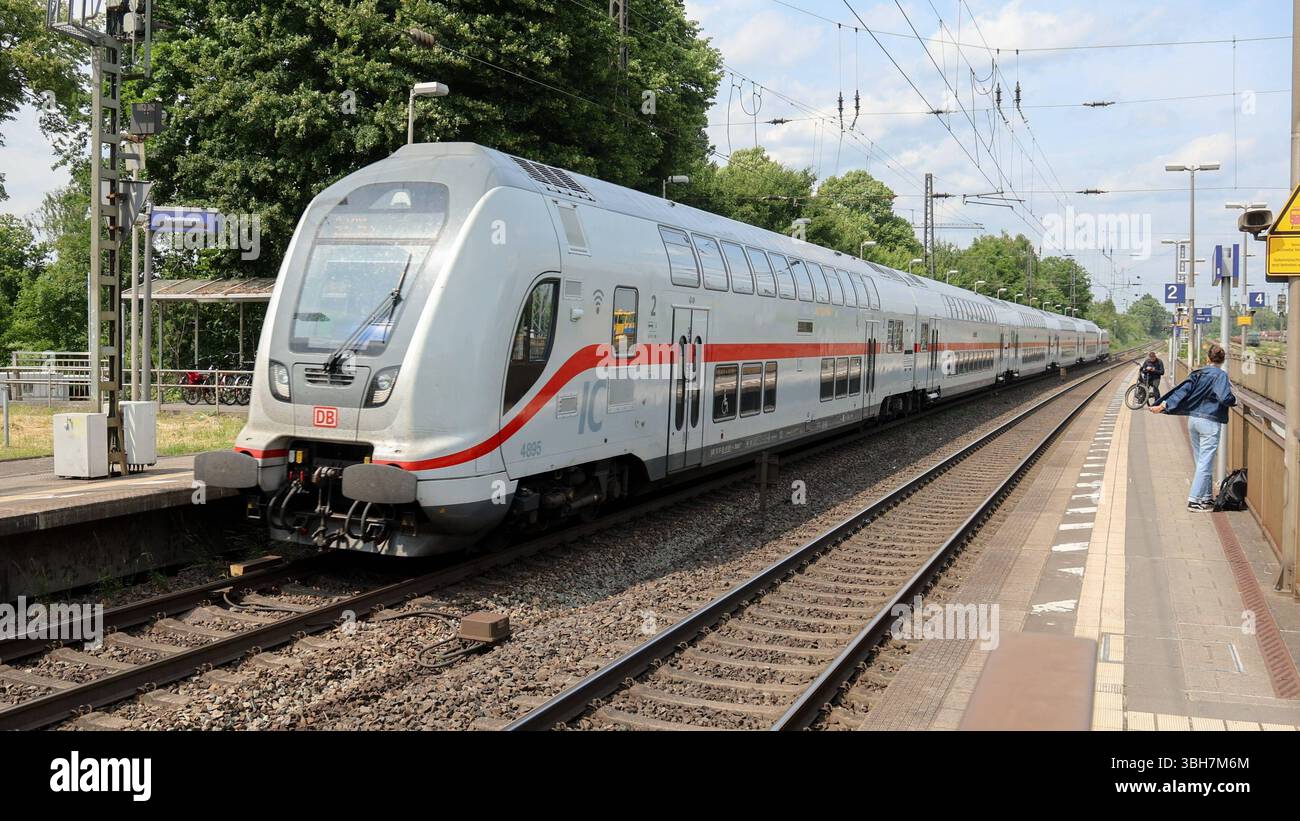 Eisenbahnverkehr in Recklinghausen Intercity Zug IC / IC2 der Deutschen ...