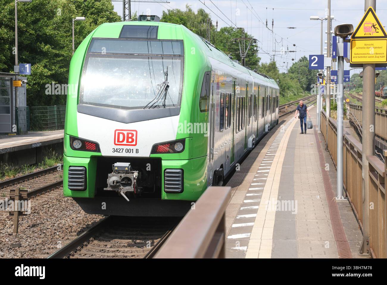 Eisenbahnverkehr in Recklinghausen S-Bahn Zug der Deutschen Bahn, S2 ...