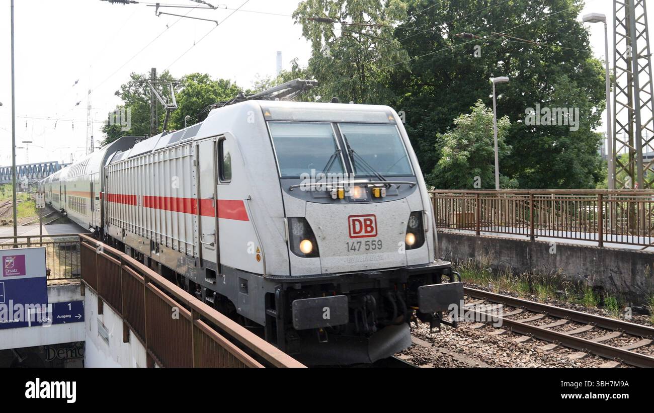 Eisenbahnverkehr in Recklinghausen Intercity Zug IC / IC2 der Deutschen ...