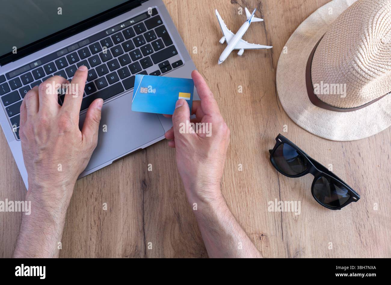 International travel online booking hi-res stock photography and images ...