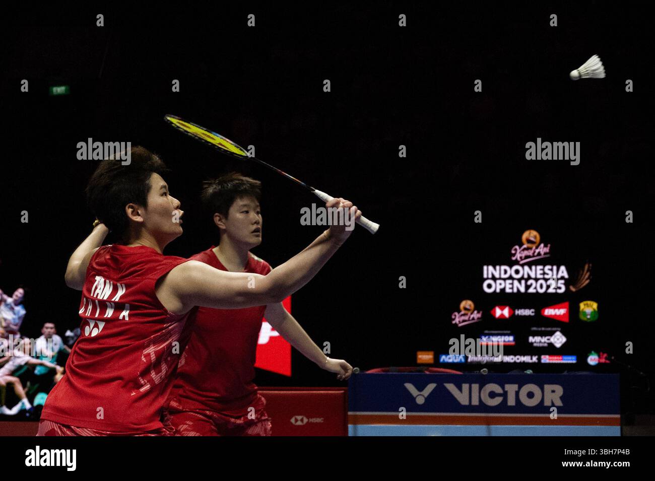 (250608) -- JAKARTA, June 8, 2025 (Xinhua) -- Liu Shengshu/Tan Ning (Front) compete during the ...