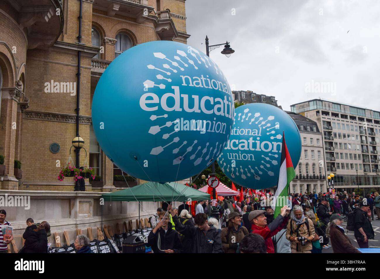 London, UK. 7th June 2025. Protesters hold a National Education Union ...