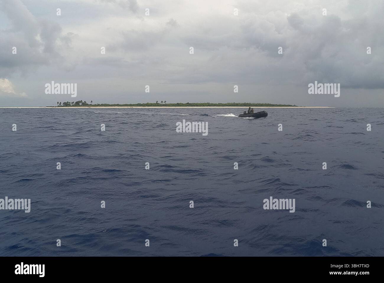 A Philippine Naval Special Operations Group navigates the Philippine ...