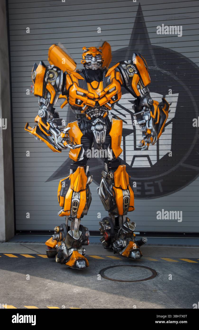 A Transformers Bumblebee robot at Universal Studios amusement park ...