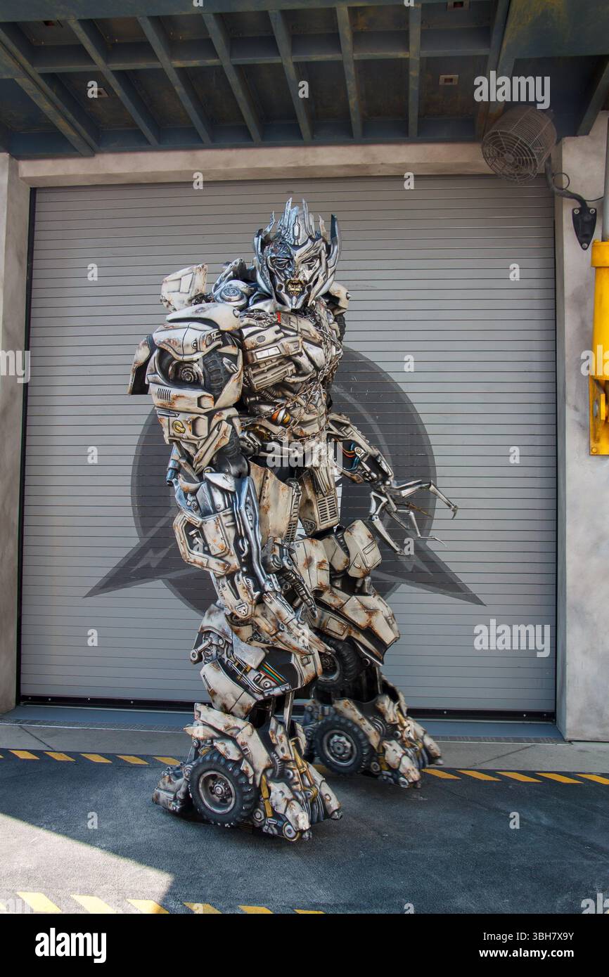 The Transformers Megatron robot at Universal Studios amusement park ...