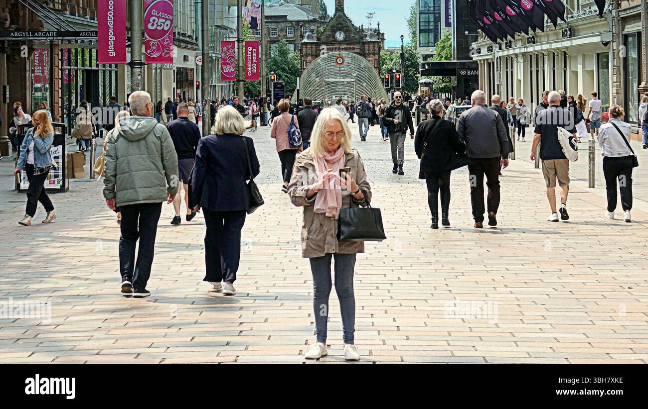 Glasgow, Scotland, UK. 8th June, 2025. UK Weather: Sunny in the city as ...