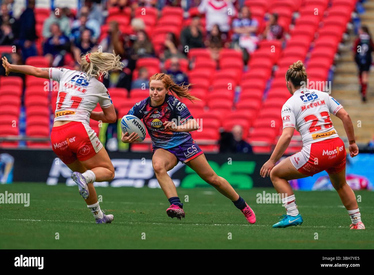 LONDON, ENGLAND - JUNE 7: Grace Banks of Wigan Warriors on the attack ...