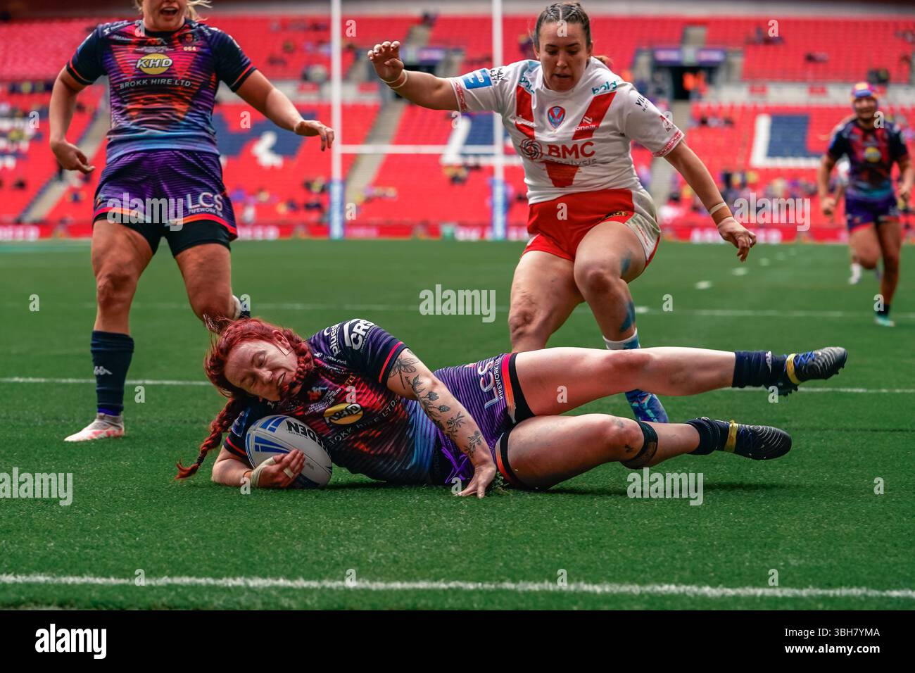 LONDON, ENGLAND - JUNE 7: Eva Hunter of Wigan Warriors scores a try ...