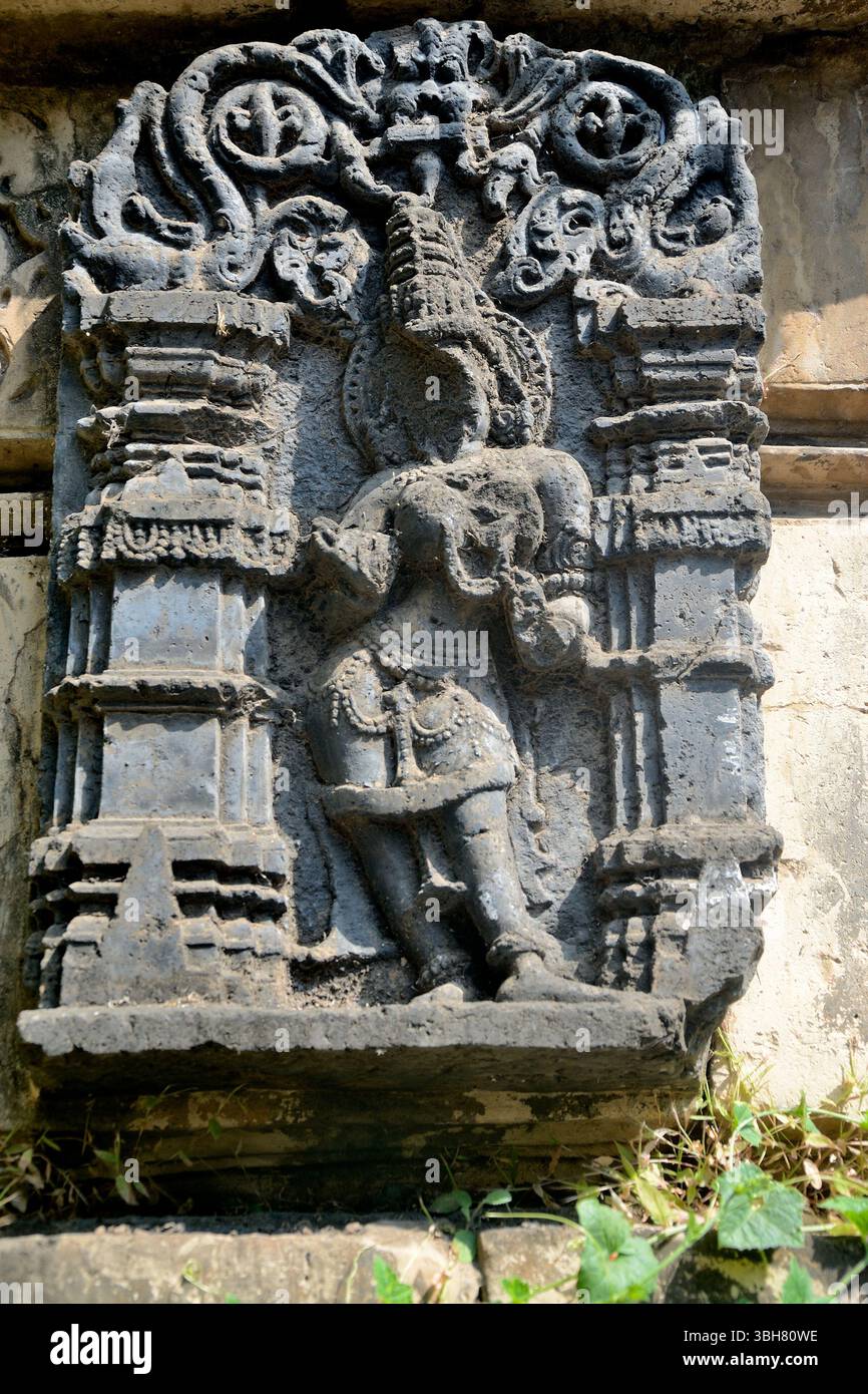 Carving details on the outer wall of the Vitthal Rukmini Temple ...
