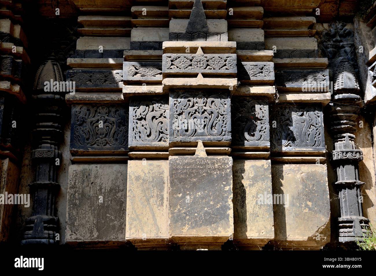 Carving details on the outer wall of the Vitthal Rukmini Temple ...