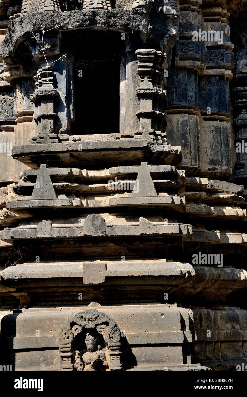 Carving details on the outer wall of the Vitthal Rukmini Temple ...