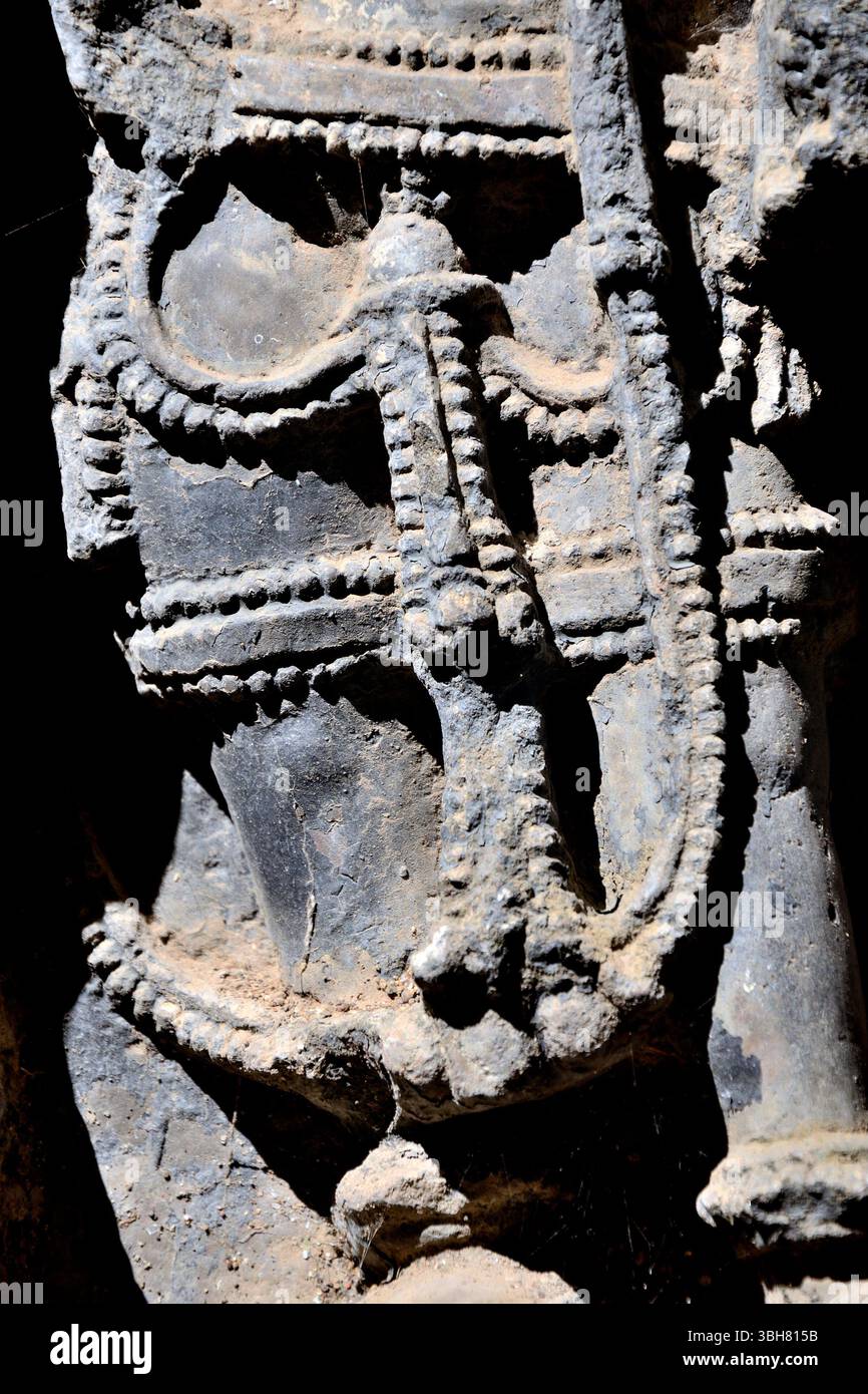 Carving details on the outer wall of the Vitthal Rukmini Temple ...