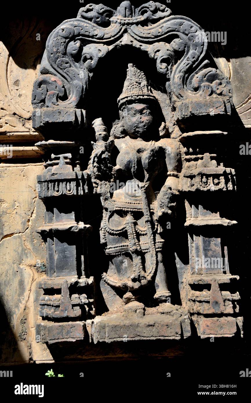 Carving details on the outer wall of the Vitthal Rukmini Temple ...