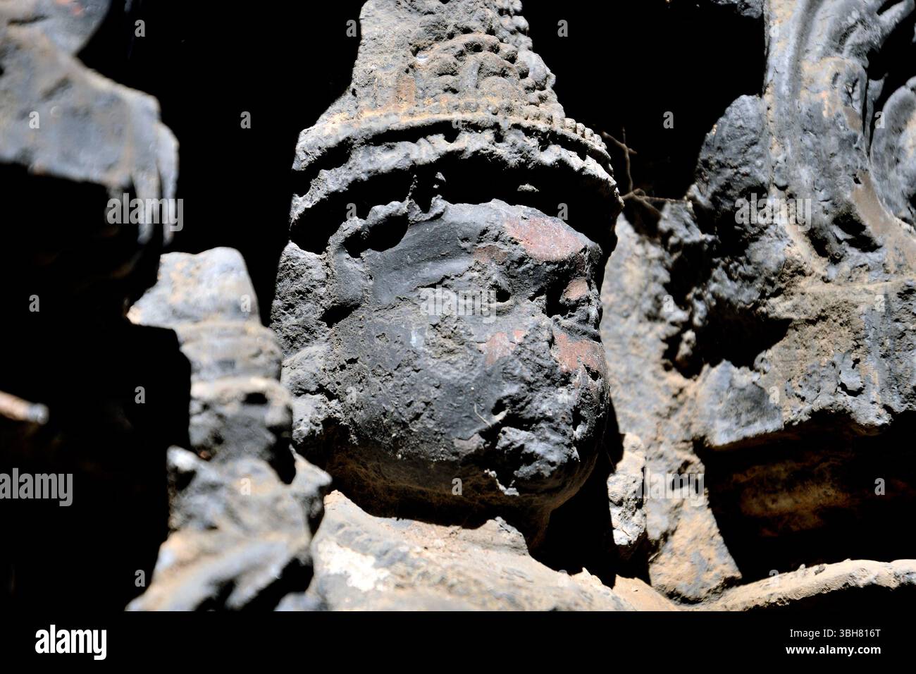Carving details on the outer wall of the Vitthal Rukmini Temple ...