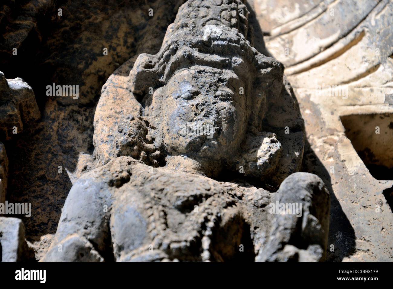 Carving details on the outer wall of the Vitthal Rukmini Temple ...