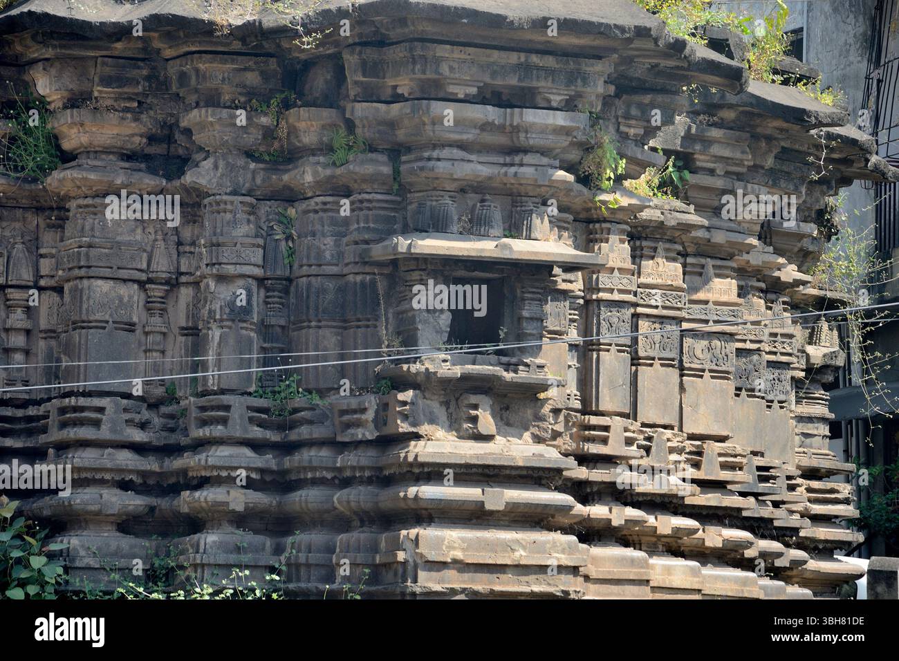 Carving details on the outer wall of the Vitthal Rukmini Temple ...