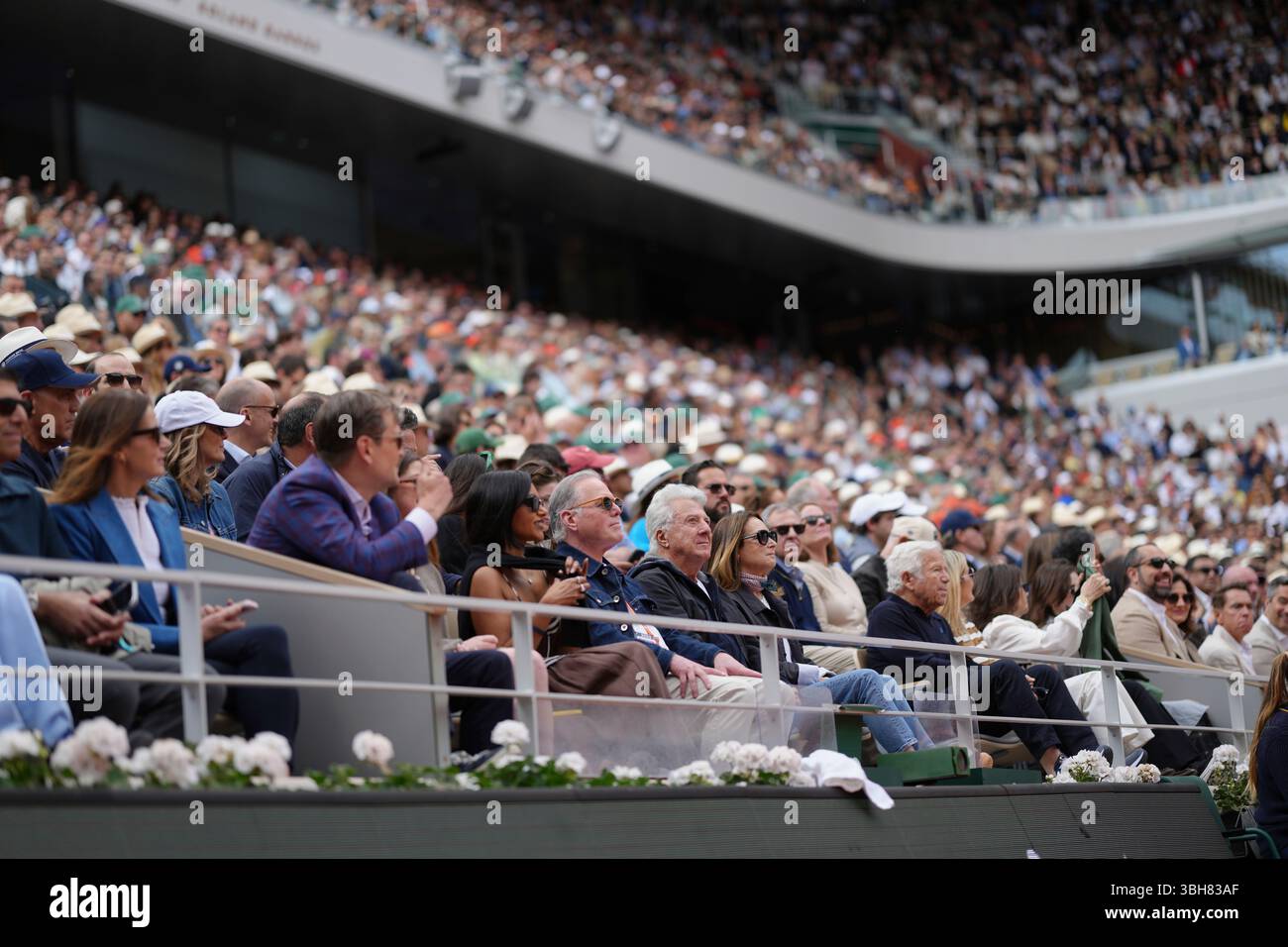 American movie star Dustin Hoffman, centerm watches the final match of ...