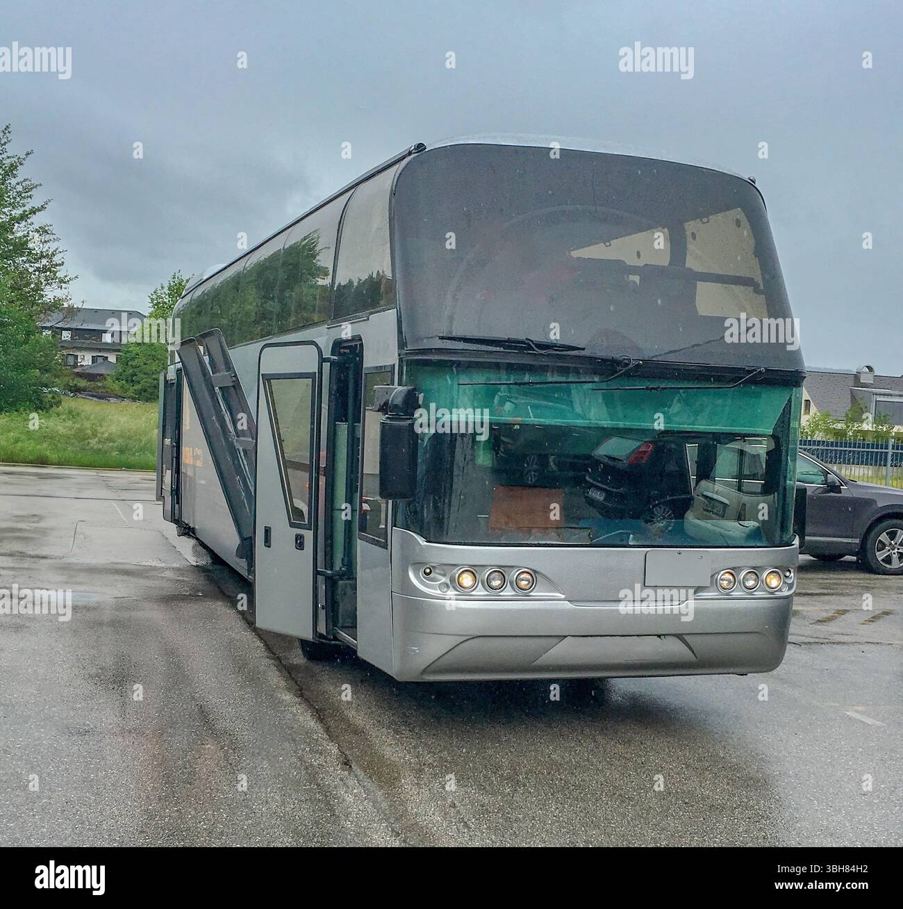 Tour bus waiting for passengers Stock Photo - Alamy