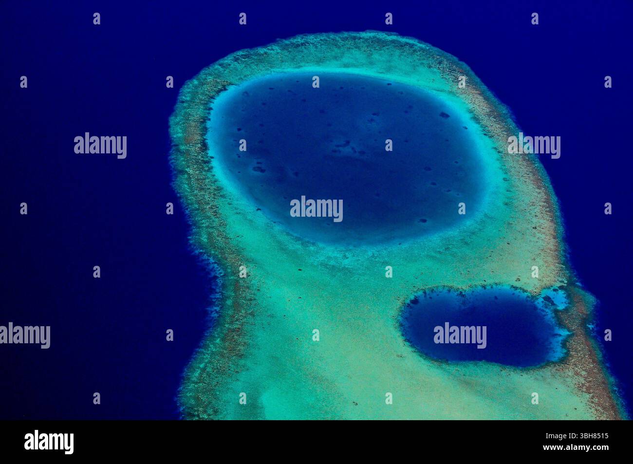 MALDIVES, ATOLL CORALIEN VU DU CIEL Stock Photo - Alamy