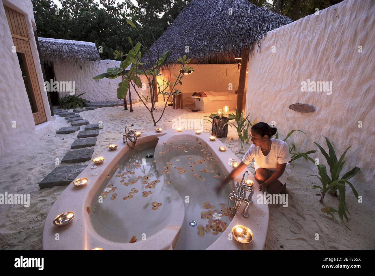 ARCHIPEL DES MALDIVES. ATOLL DE BAA. ILE DE KUNUNDHOO. LE SPA SIX ...