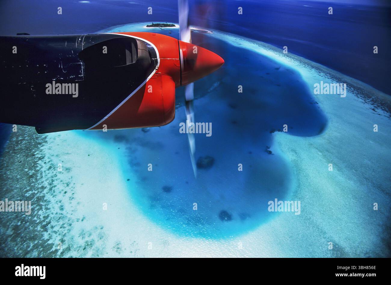 ARCHIPEL DES MALDIVES. ATOLL D'ARI. ARRIVEE EN HYDRAVION SUR L'ILE DE ...