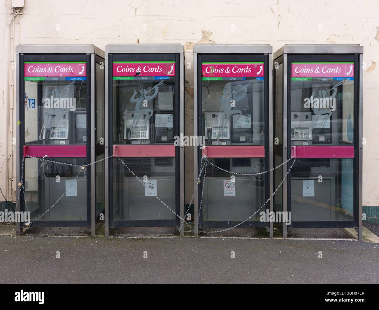Bt kiosk telephone 1990s hi-res stock photography and images - Alamy