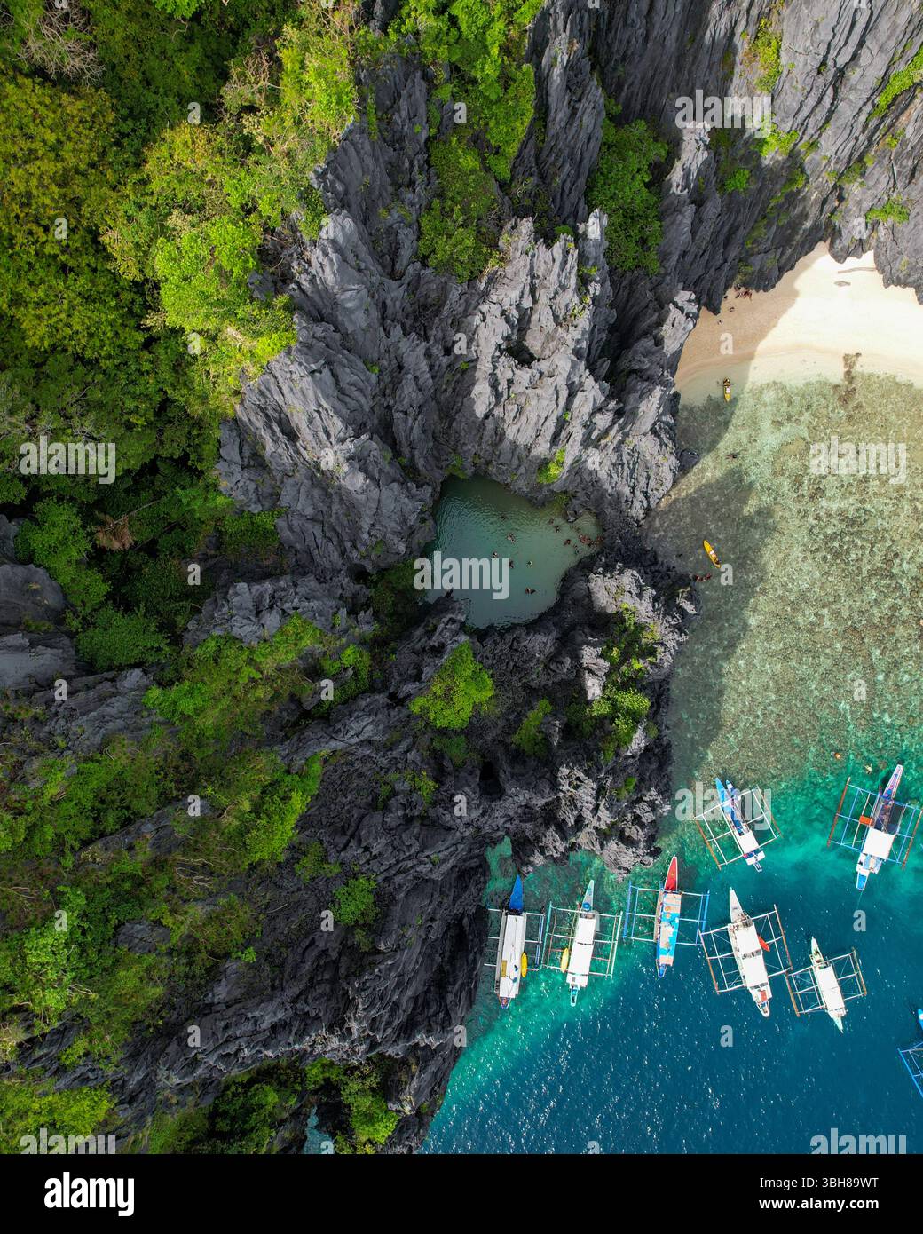 Aerial view traditional philippine boats hi-res stock photography and ...
