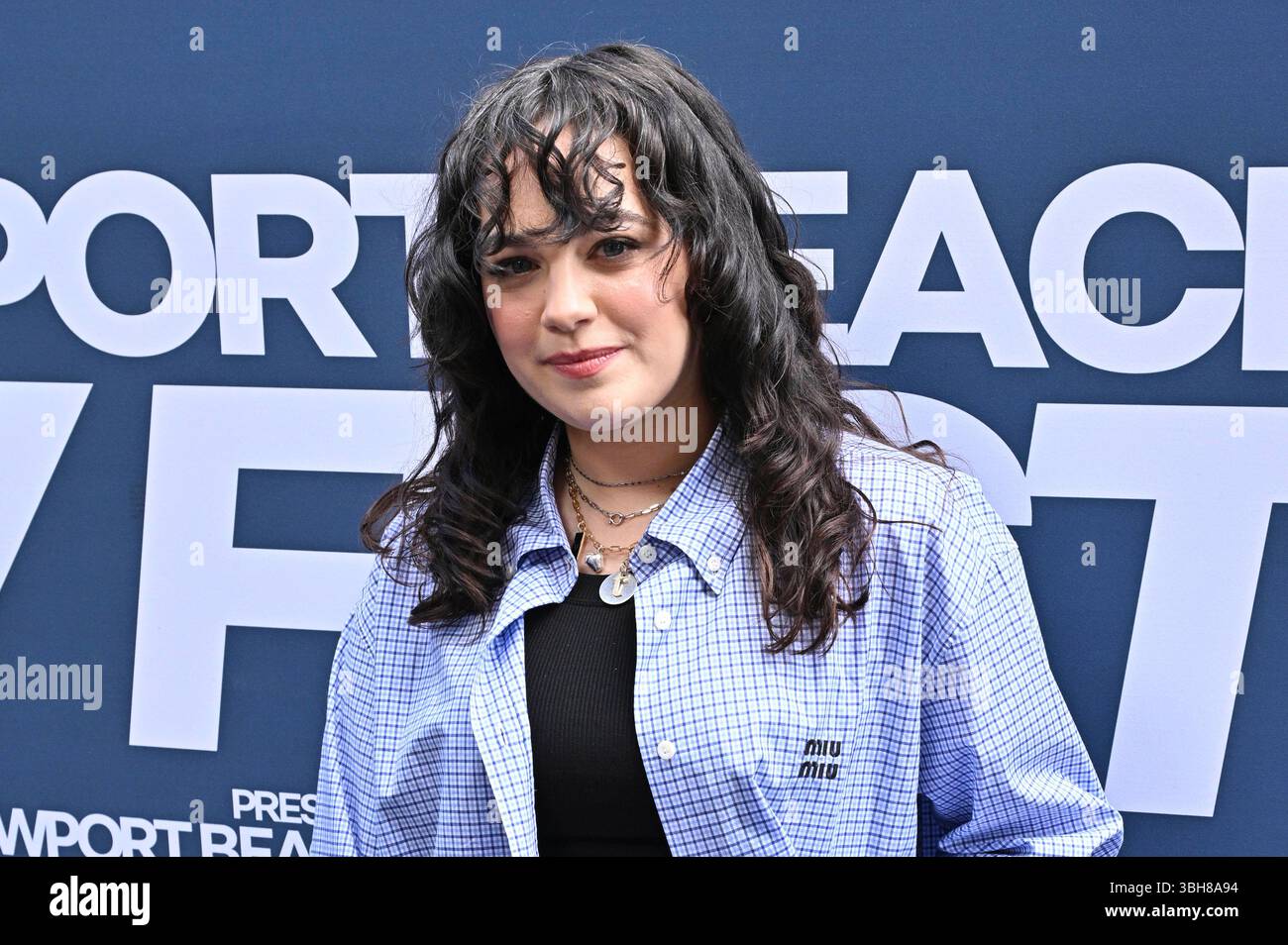 Mary Matilyn Mouser beim 'Cobra Kai' Event auf dem Newport Beach TV ...