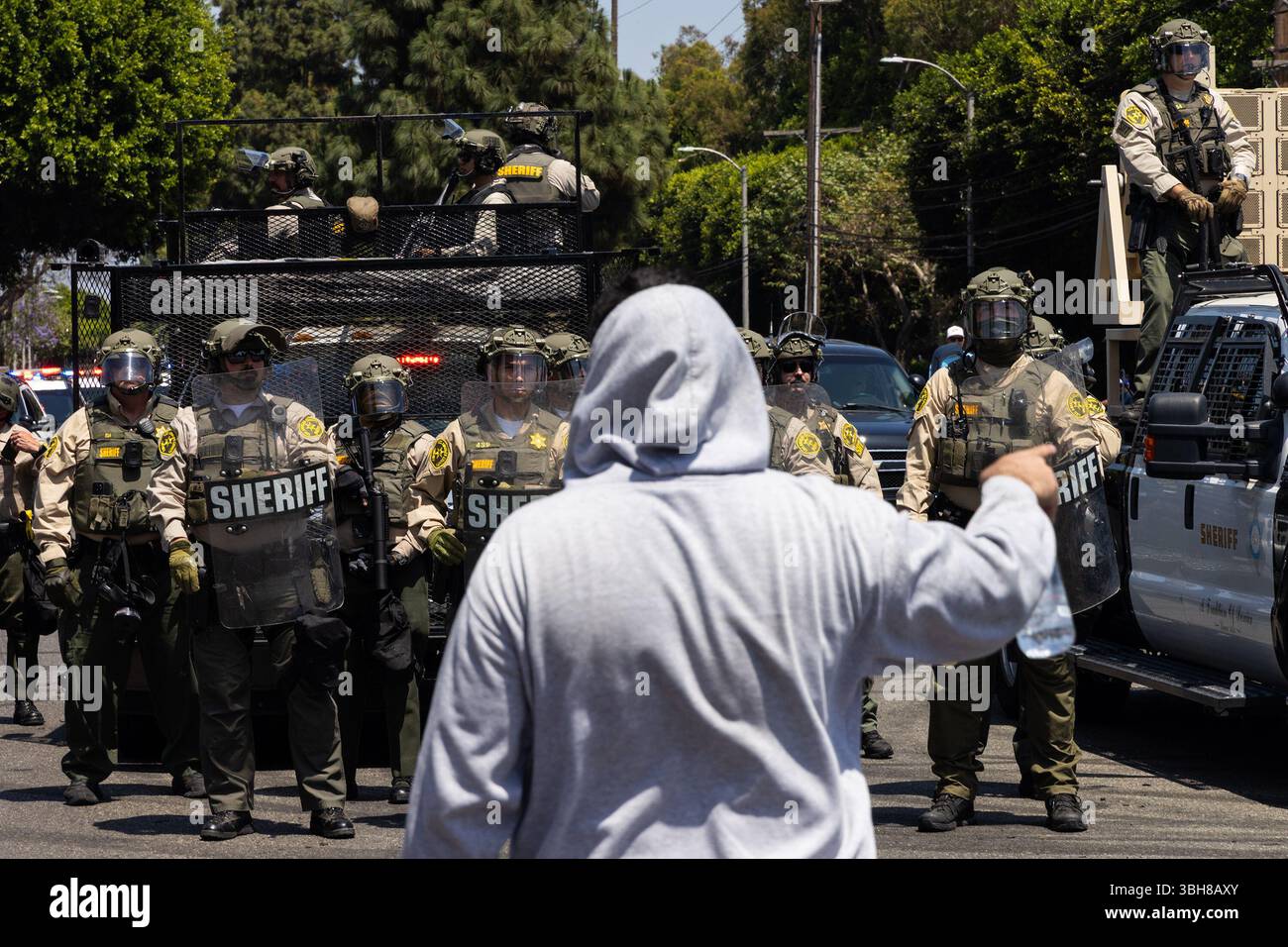 Paramount, California, USA. 7th June, 2025. Protesters confront Los ...