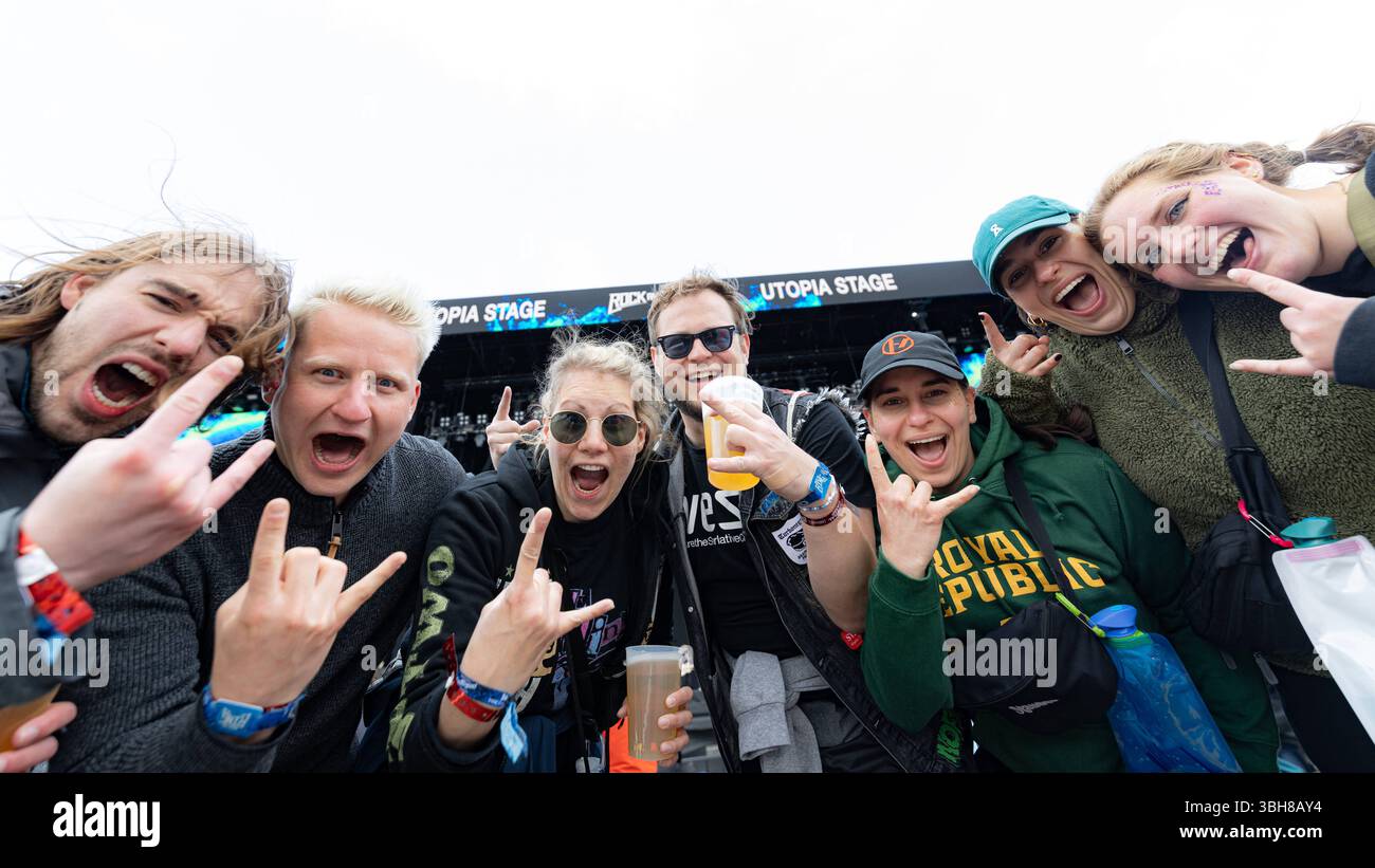 ROCK AM RING 2025 am Nürburgring / 3. Tag Sonntag - 08.06.2025 Wartende ...