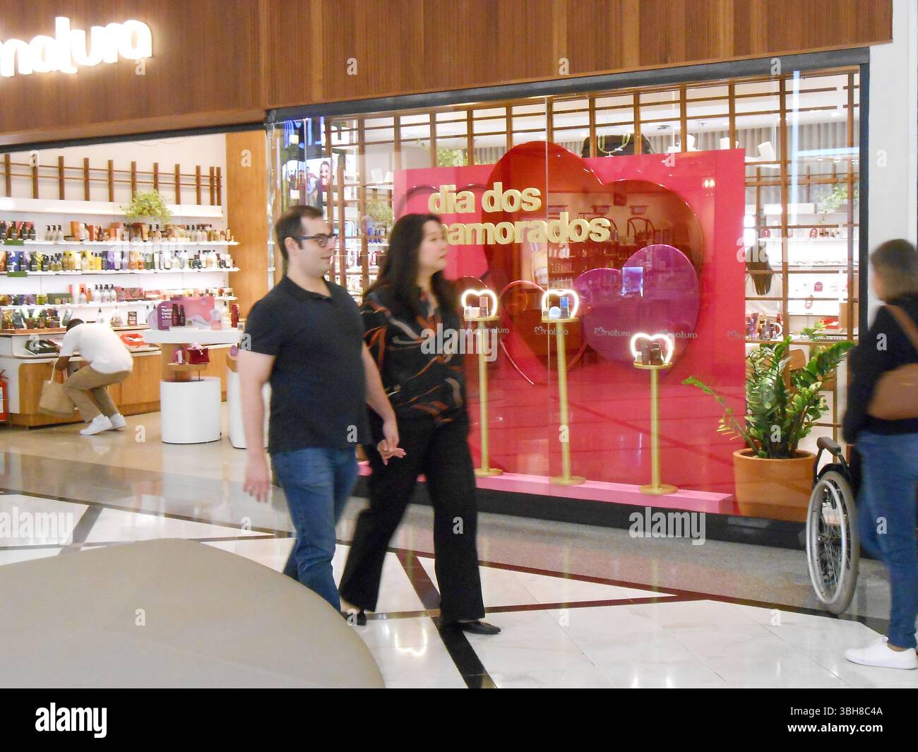 SãO PAULO, SP - 08.06.2025: COMERCIO DIA DOS NAMORADOS - Busy business ...