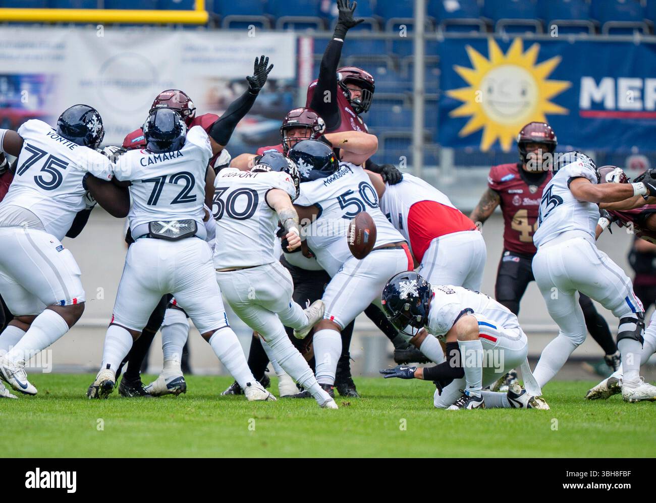 Duisburg, Deutschland. 08th June, 2025. Mathys Dupon (Paris Musketeers, #30) mit einem Fieldgoal ...