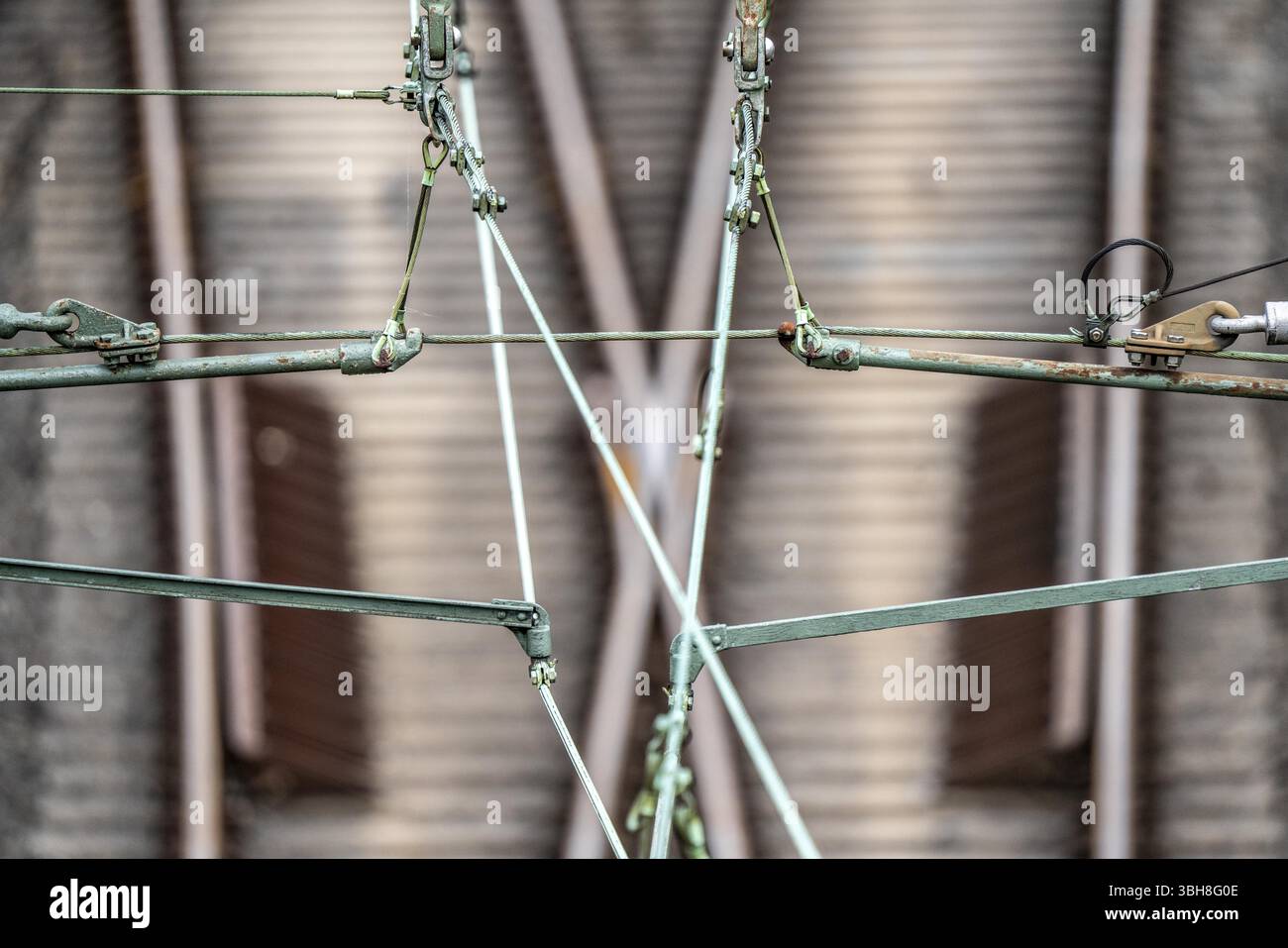Traction current, overhead line, detail, tensioning of current-carrying ...