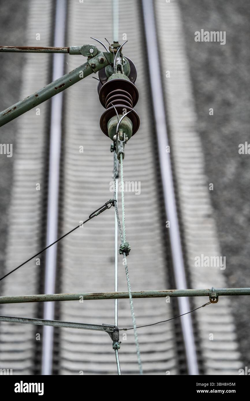 Traction current, overhead line, detail, tensioning of current-carrying ...