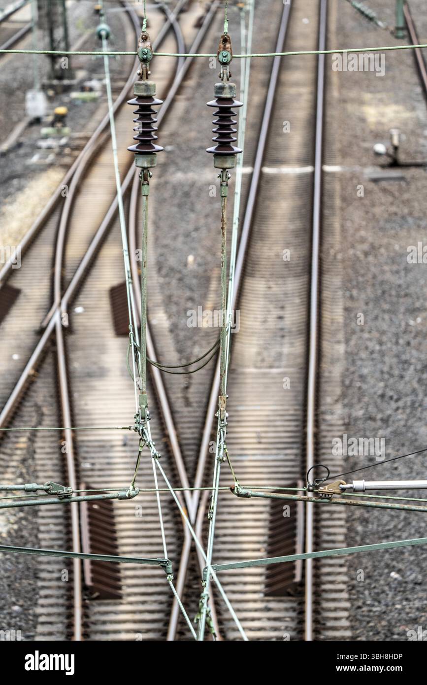 Traction current, overhead line, detail, tensioning of current-carrying ...